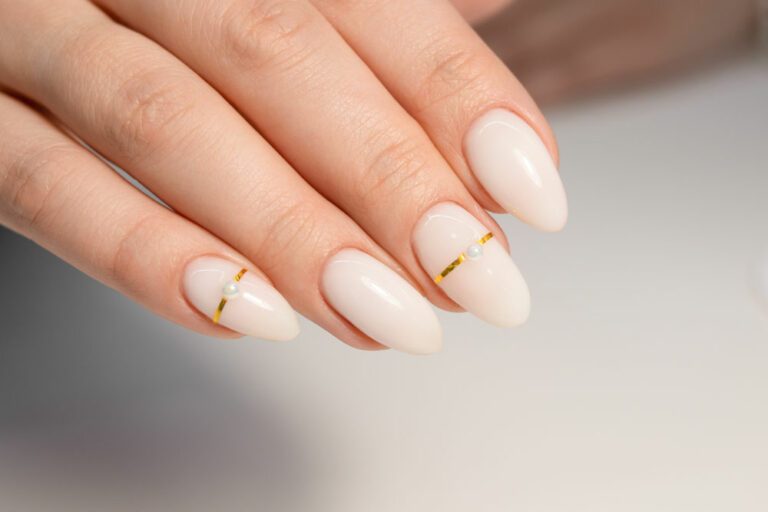 Oat Milk Nails: So zauberst Du Dir den Trend auf die Nägel